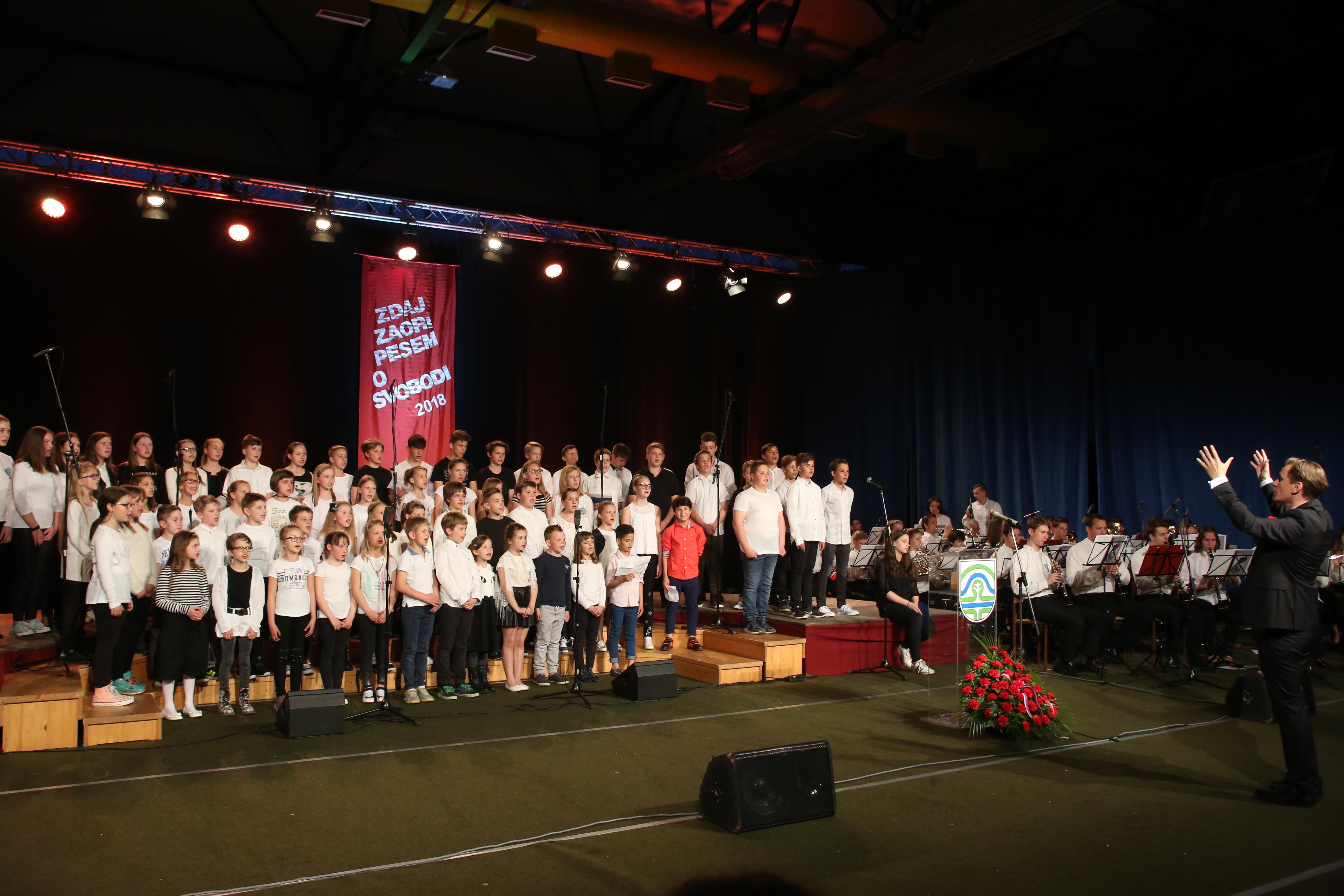 Zdaj zaori pesem o svobodi - cerknica.si