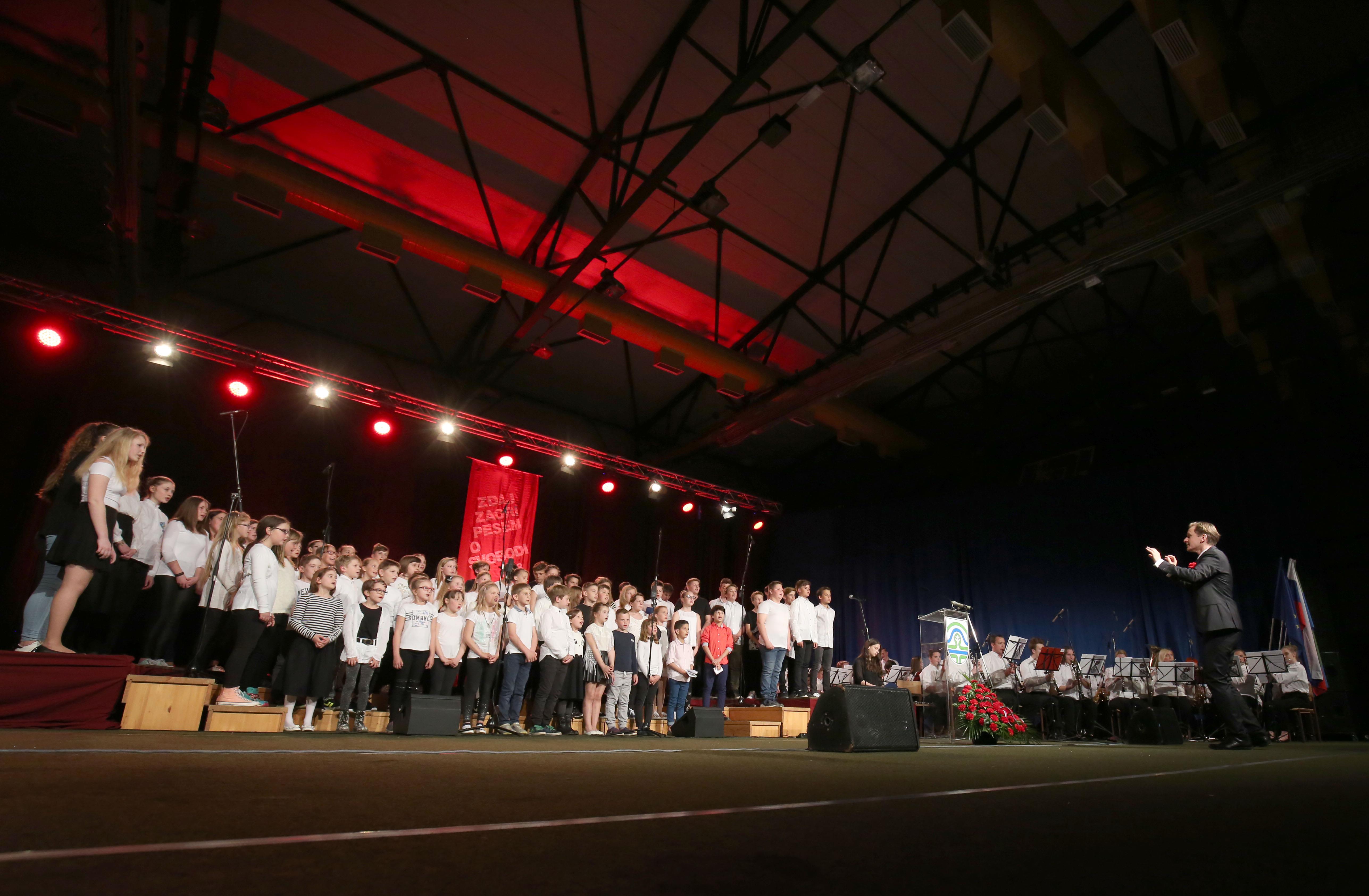 Zdaj zaori pesem o svobodi - cerknica.si