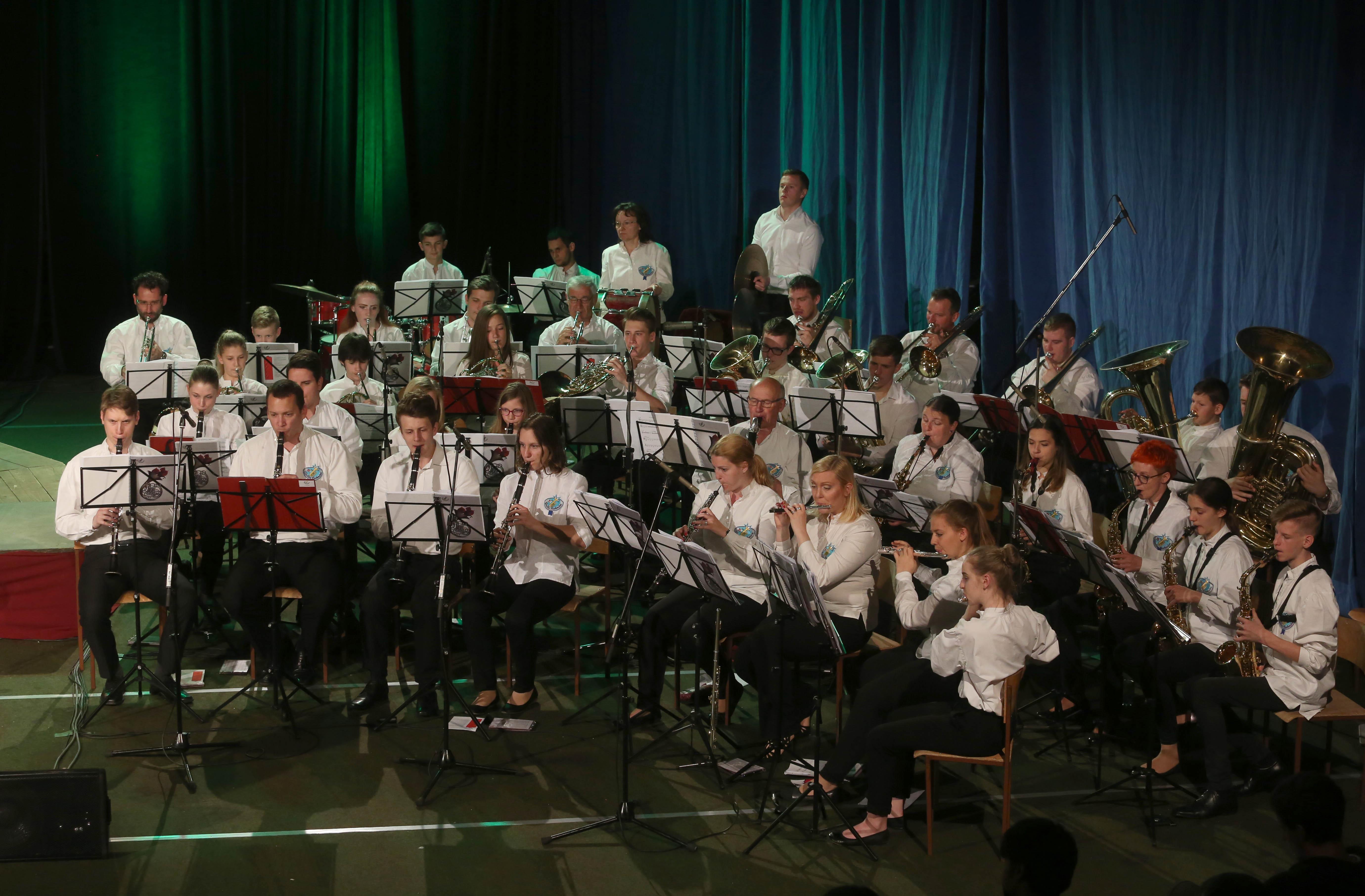 Zdaj zaori pesem o svobodi - cerknica.si